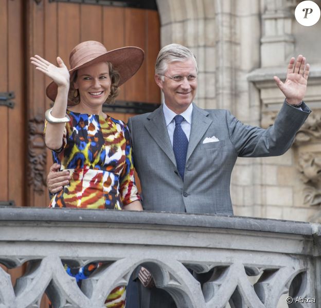 Mathilde de Belgique bigarrée pour la 'Joyeuse rentrée' cruciale du roi ...
