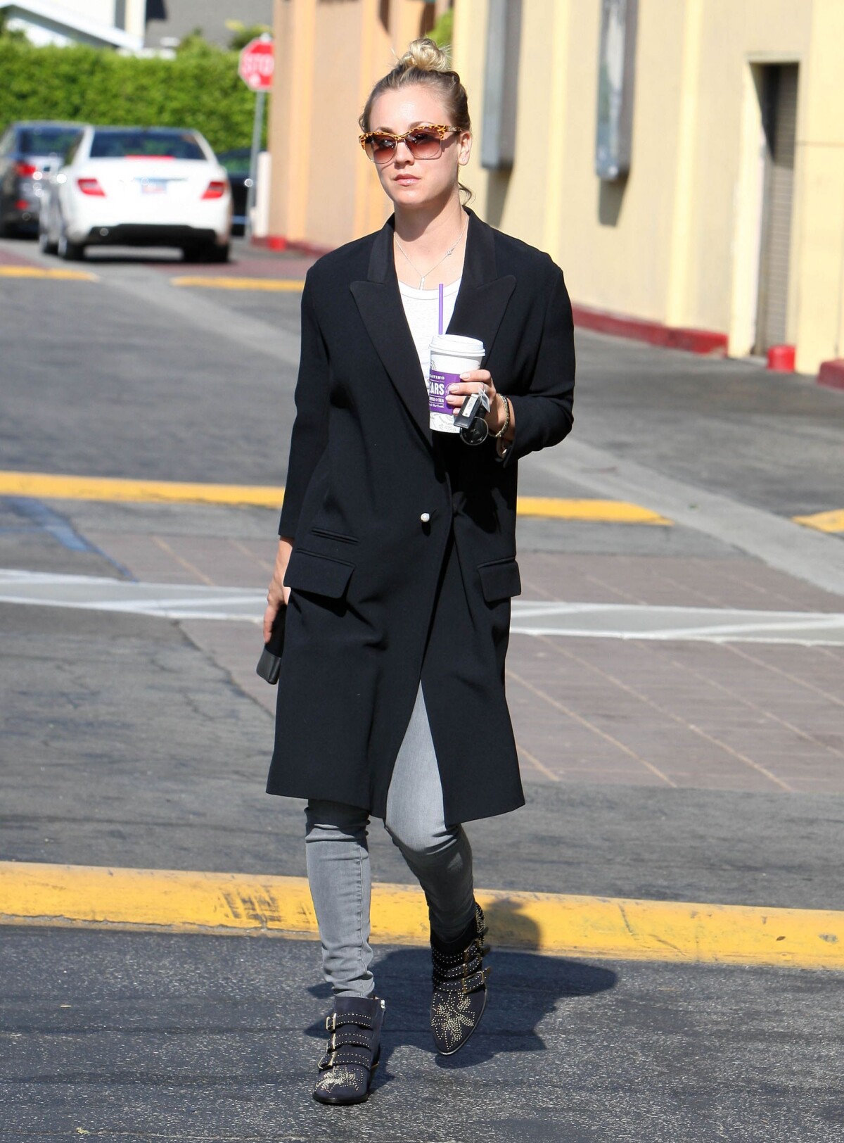 Photo : Kaley Cuoco sort de chez Coffee Bean à Studio City, le 12 ...