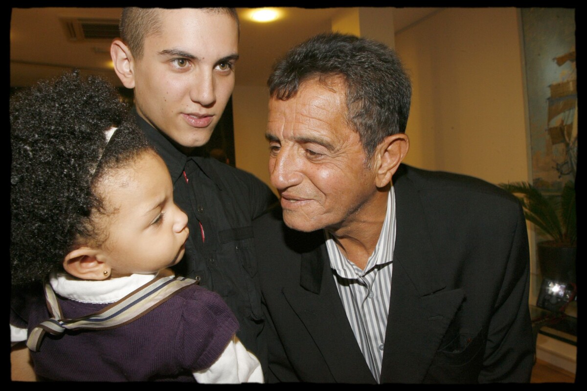 Photo : AMIDOU avec son petit fils, lors de la décoration de sa fille ...
