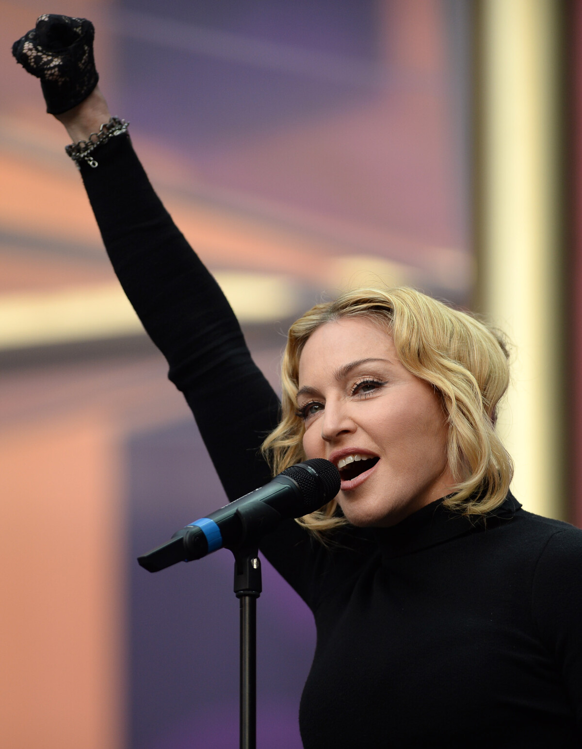 Photo : Madonna, point en l'air lors du concert Sound of Change au ...