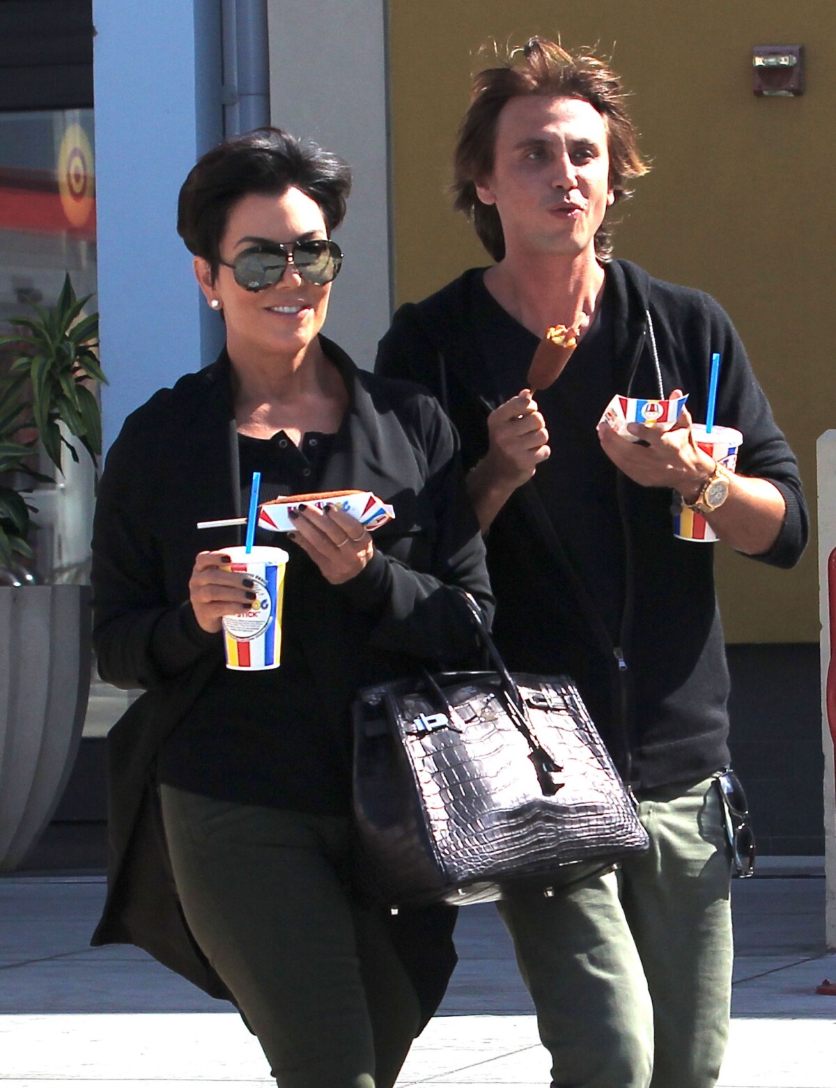 Photo : Kris Jenner et son ami Jonathan Cheban à Canoga Park, le 26 ...