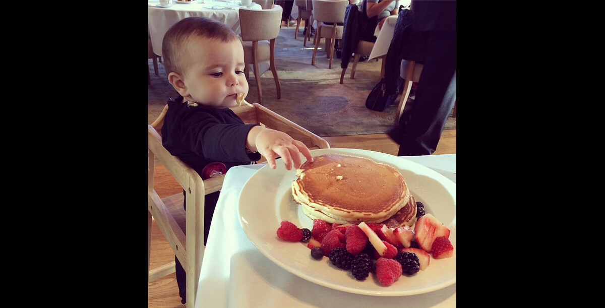 Photo : Jade Foret voit sa petite Liva lui piquer son petit-déjeuner ...
