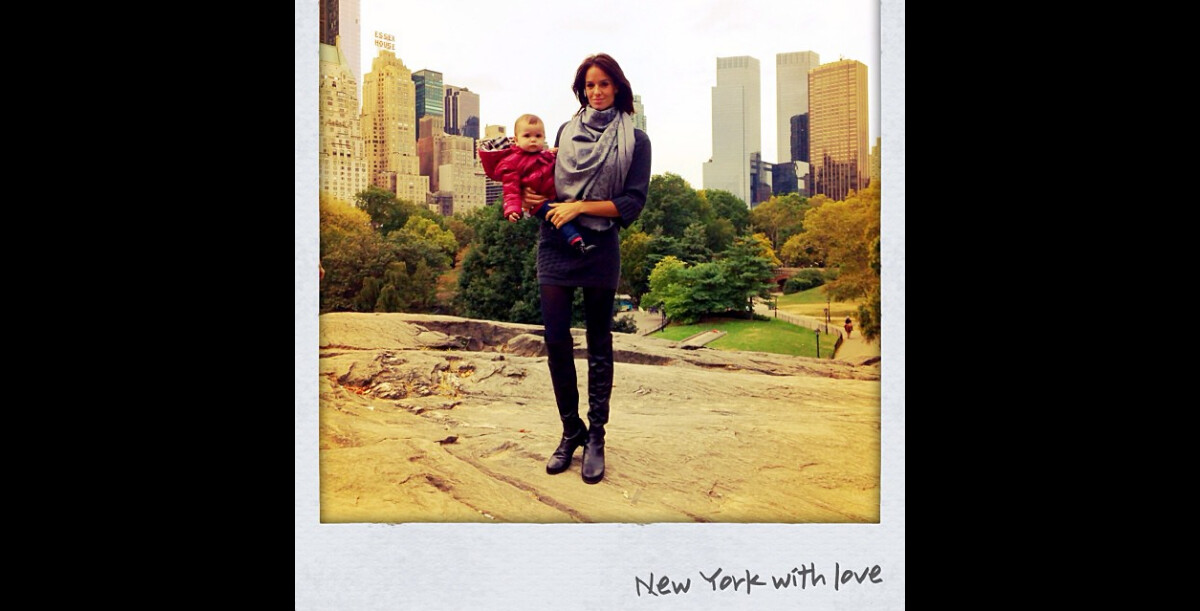 Vidéo : Jade Foret et sa fille Liva à Central Park à New York, le 12 ...