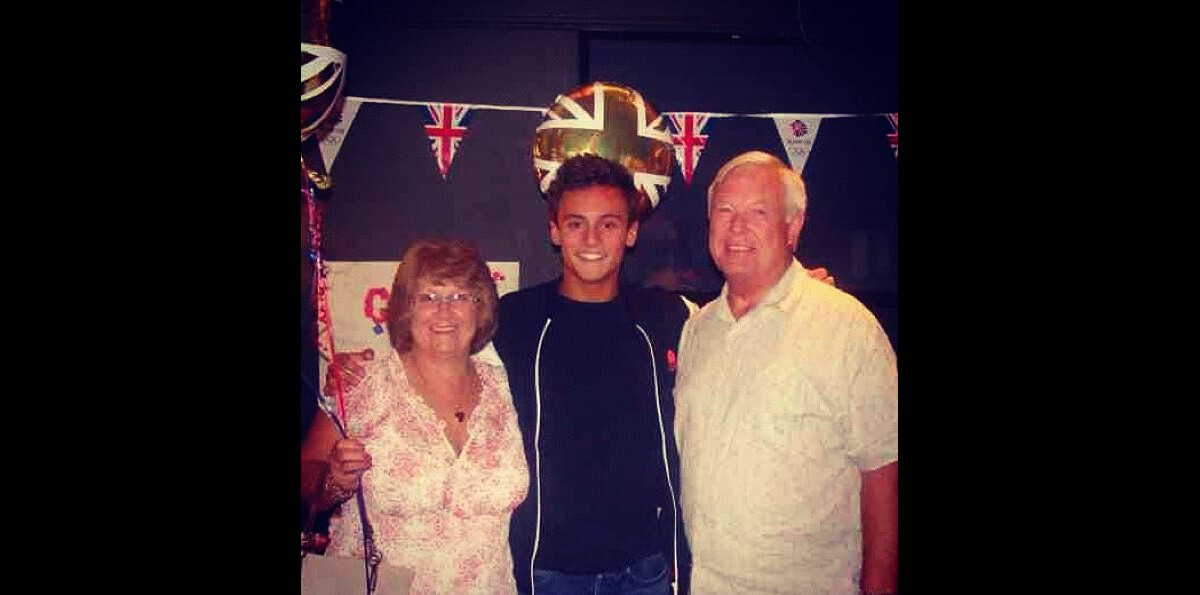 Photo : Tom Daley et ses grands-parents, août 2012 - Purepeople