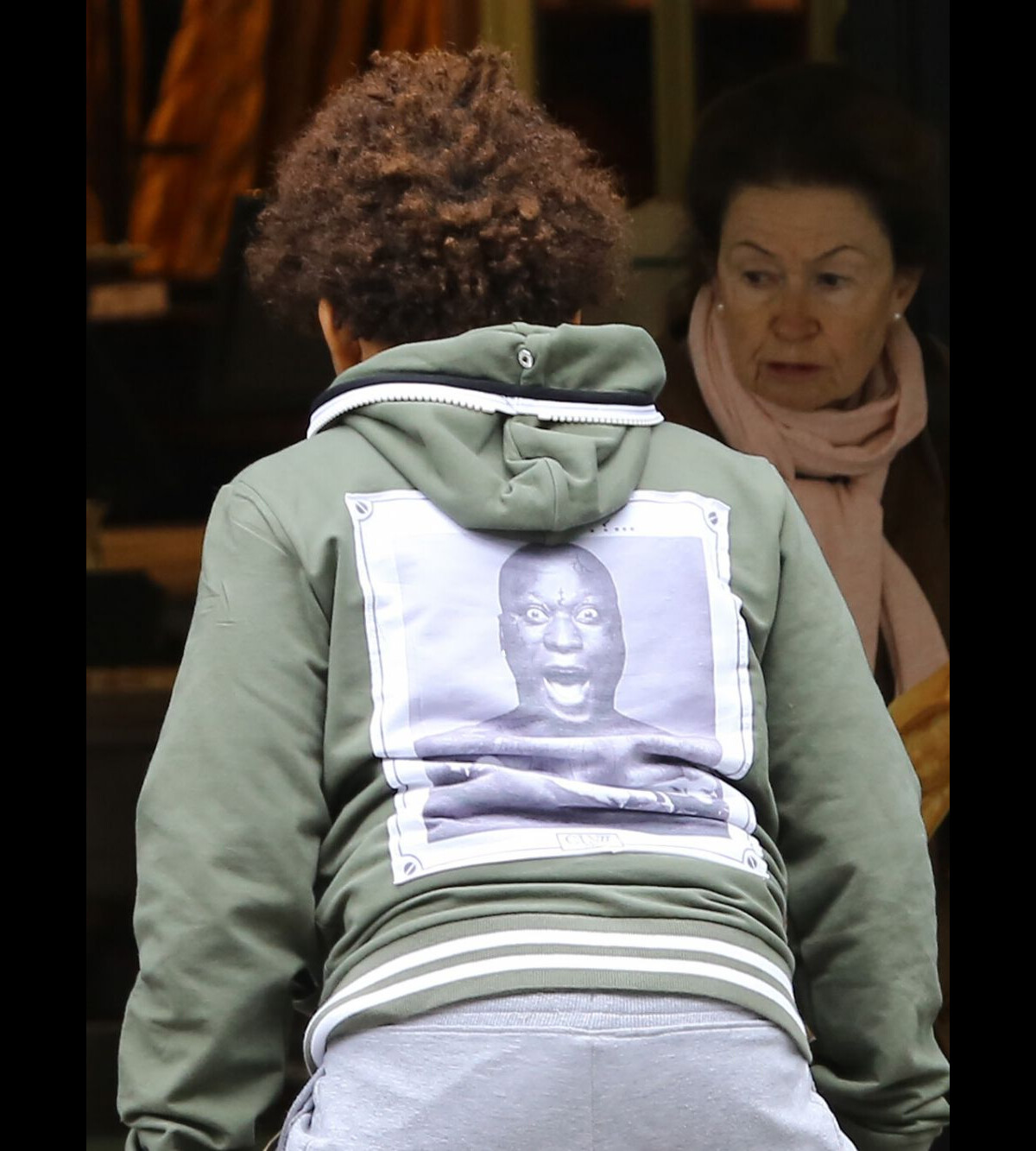 Photo : Isaac Diouf, en mai 2013 à Paris, portant un sweat à l'effigie ...