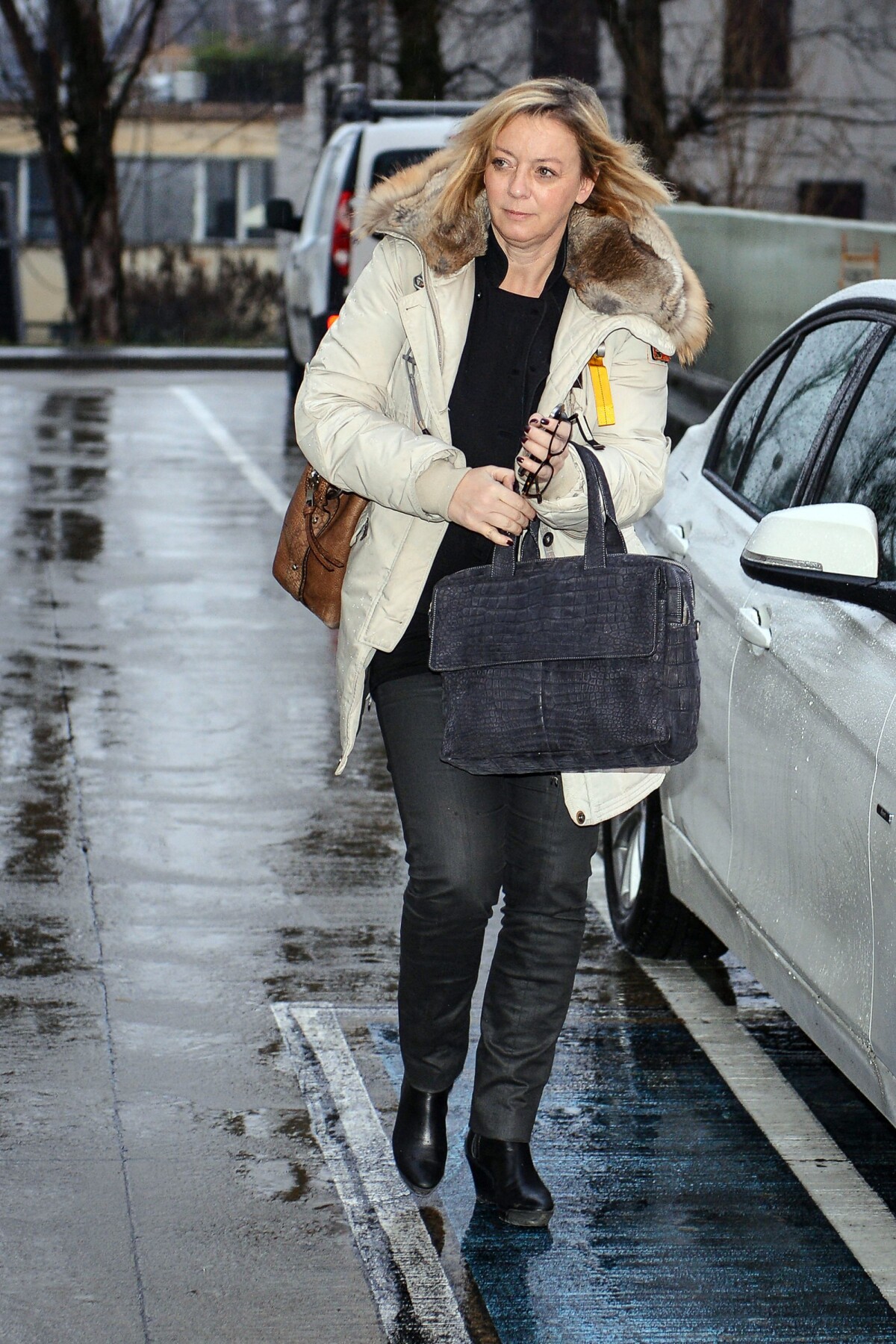 Photo : Sabine Kehm, lors de son arrivée au CHU de Grenoble, le 3 ...