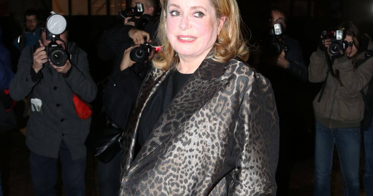 Fashion Week : Catherine Deneuve et Emma Roberts, éblouies par le show ...