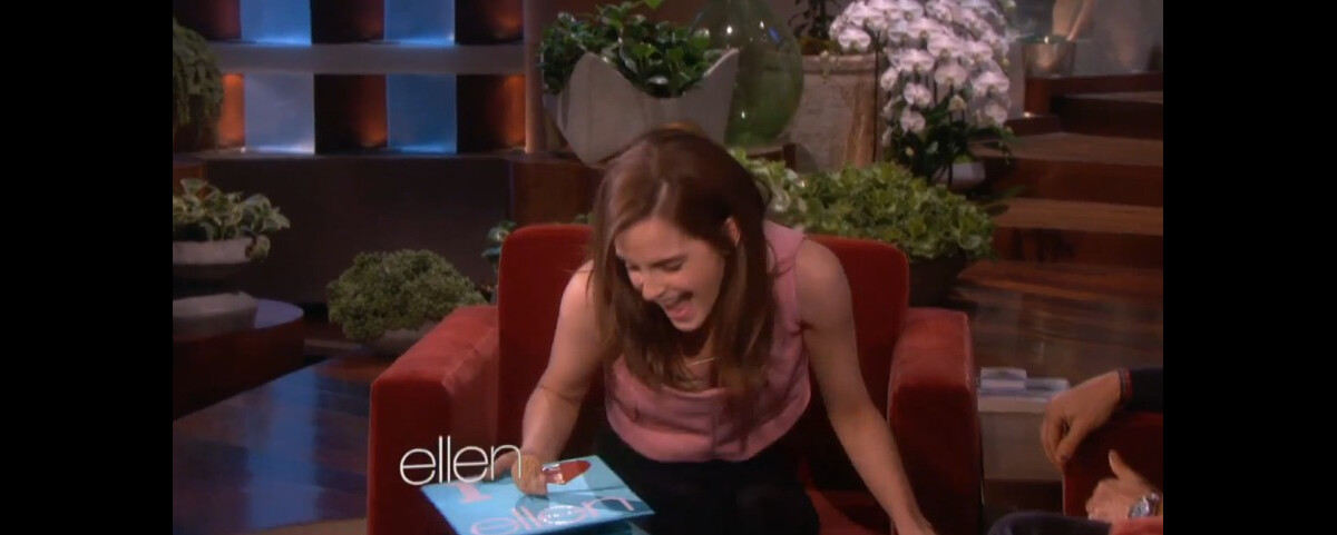 Photo : Emma Watson reçoit son cadeau The Ellen DeGeneres Show ...