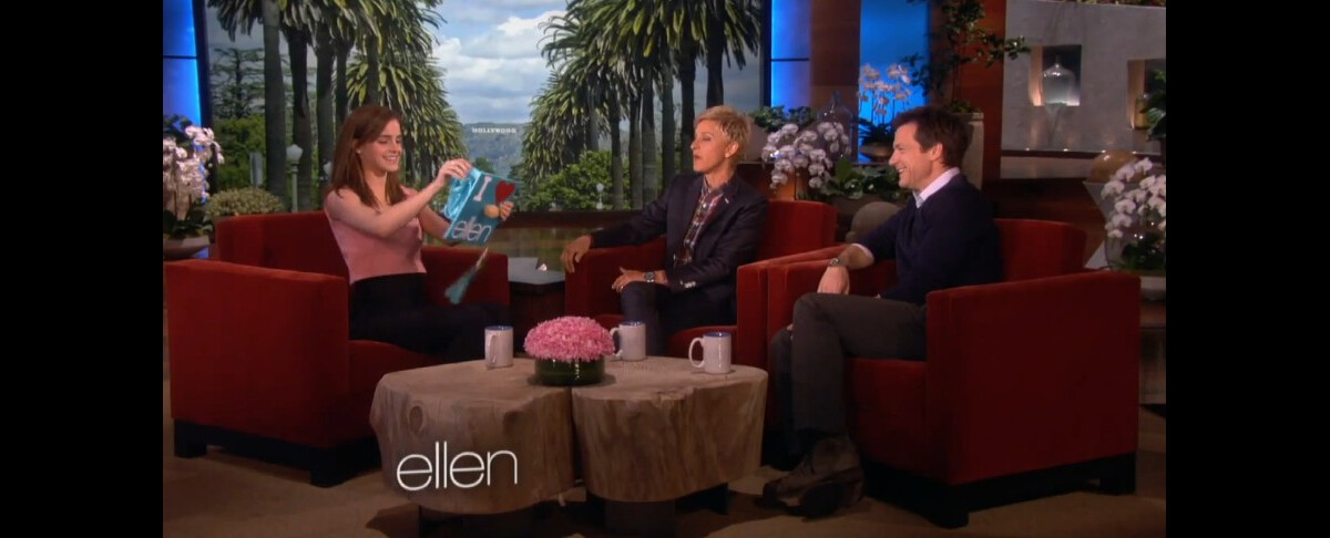 Photo : Emma Watson reçoit son graduation hat des mains d'Ellen ...