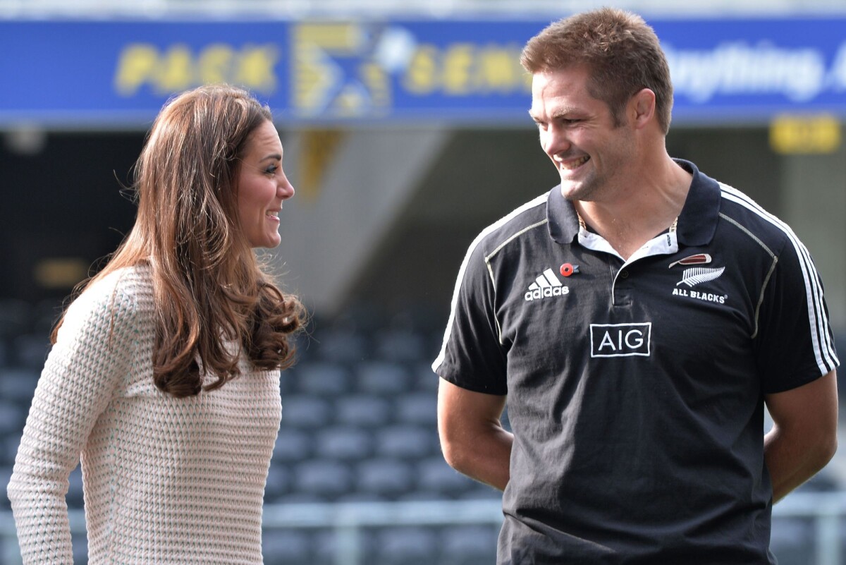 Photo : The Duchess of Cambridge speaks to Richie McCaw as they watch a ...