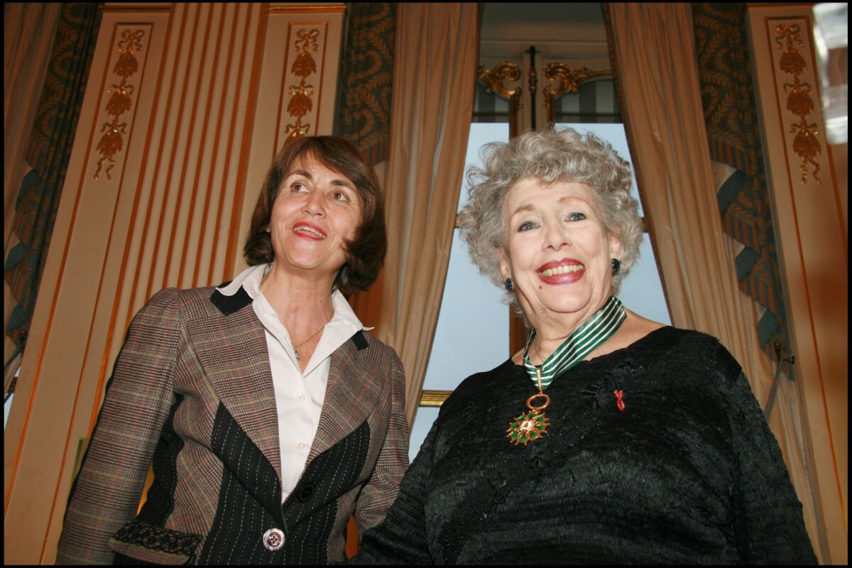 Photo : Micheline Dax recevant les insignes de commandeur dans l'Ordre ...