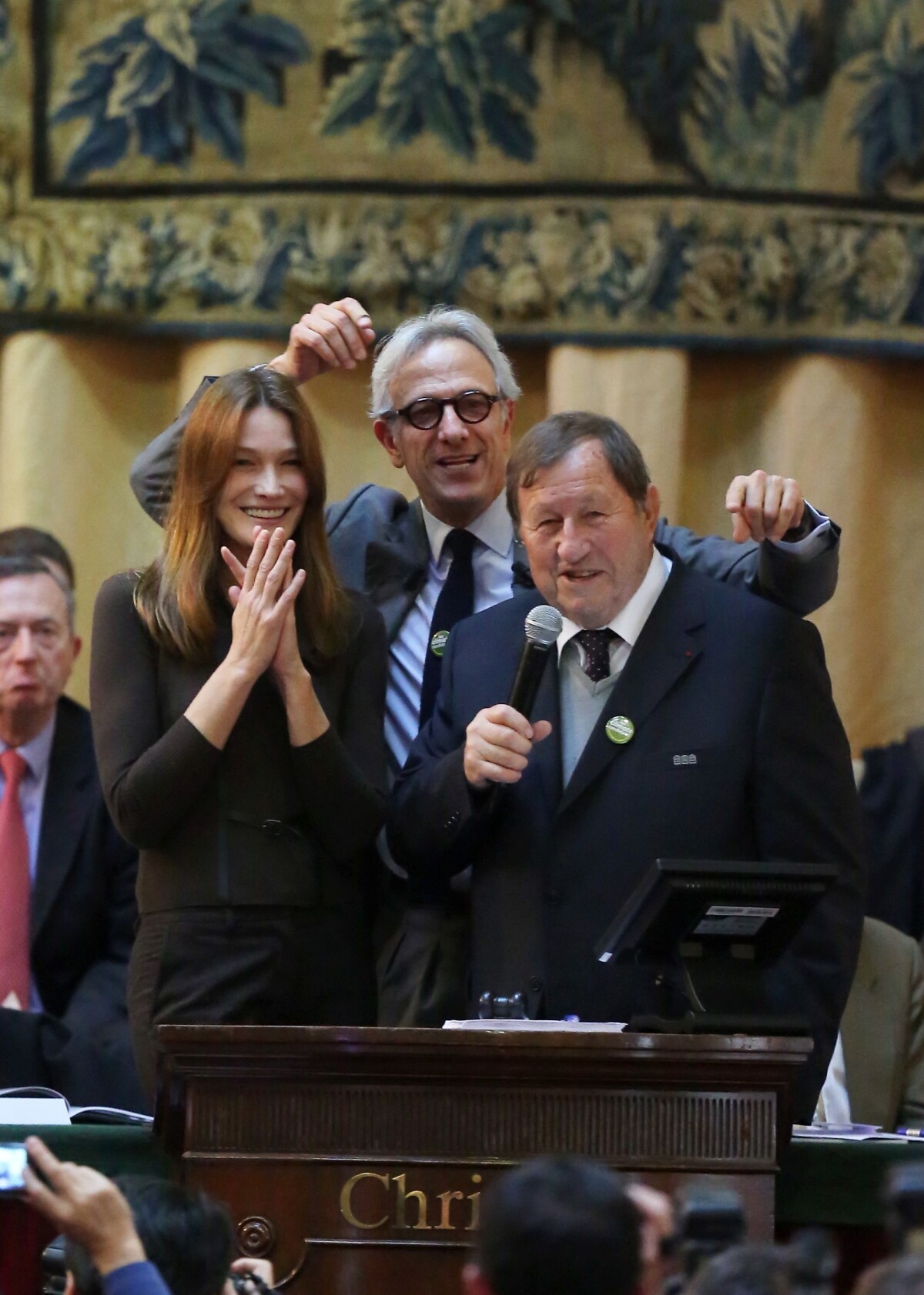 Photo : Carla Bruni-Sarkozy et Guy Roux lors de la 152e vente aux ...