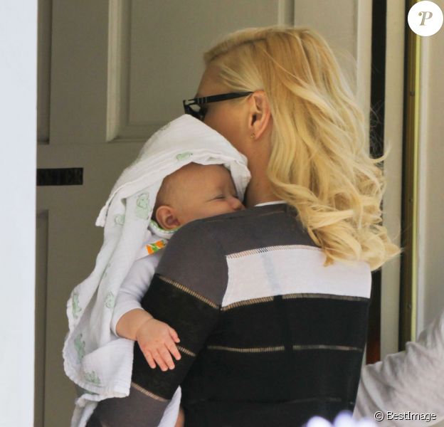 Gwen Stefani : Stylée et tendre avec Apollo pour une visite chez la psy ...