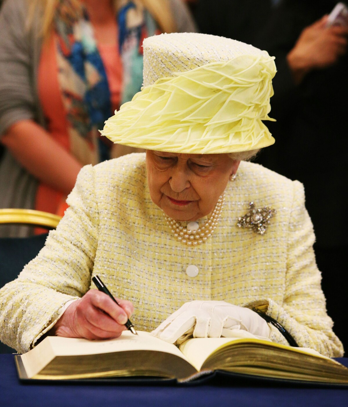 Photo : La reine Elizabeth II accueillie par la maire de Belfast ...