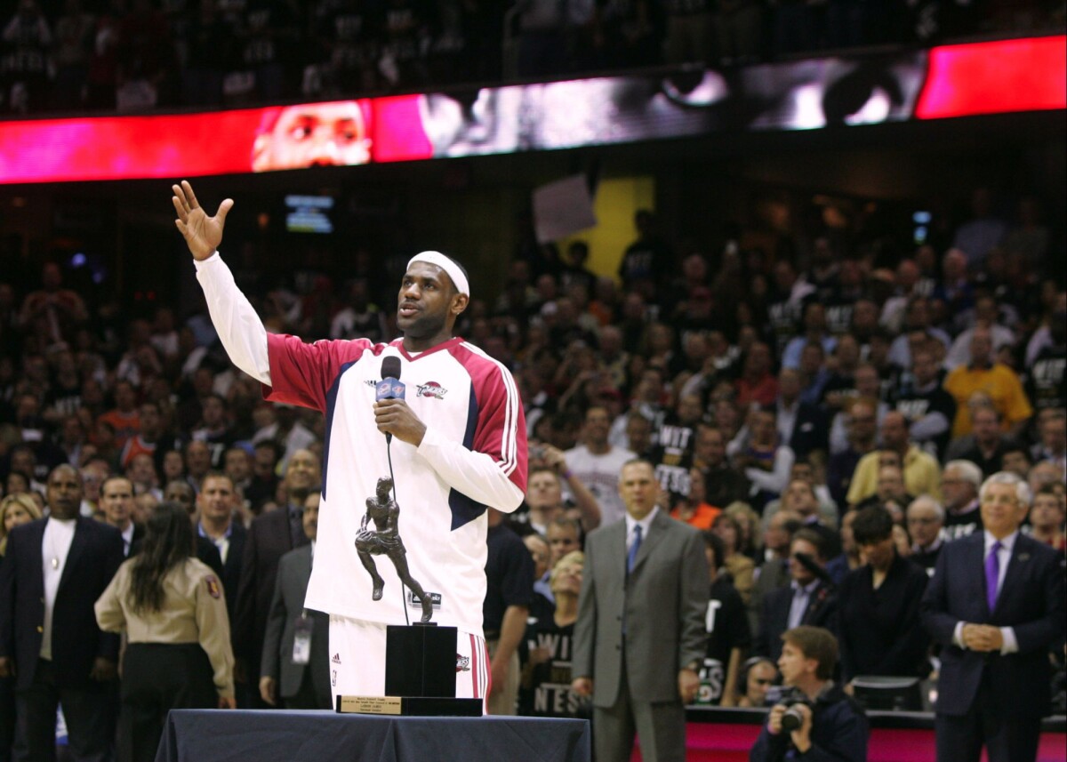 Photo : LeBron James remercie le fan lors de la remise du trophée de ...