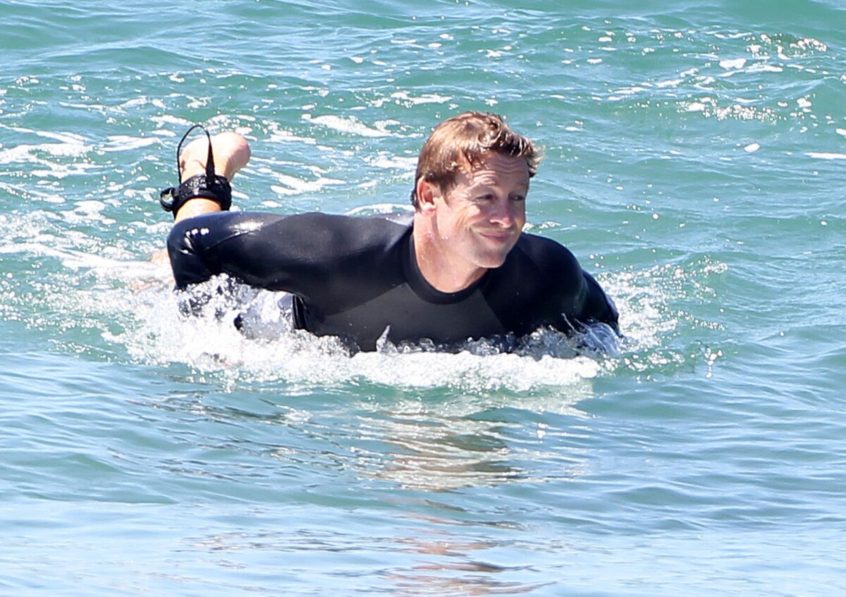 Photo : Exclusif - Simon Baker fait du surf avec ses fils Harry et ...