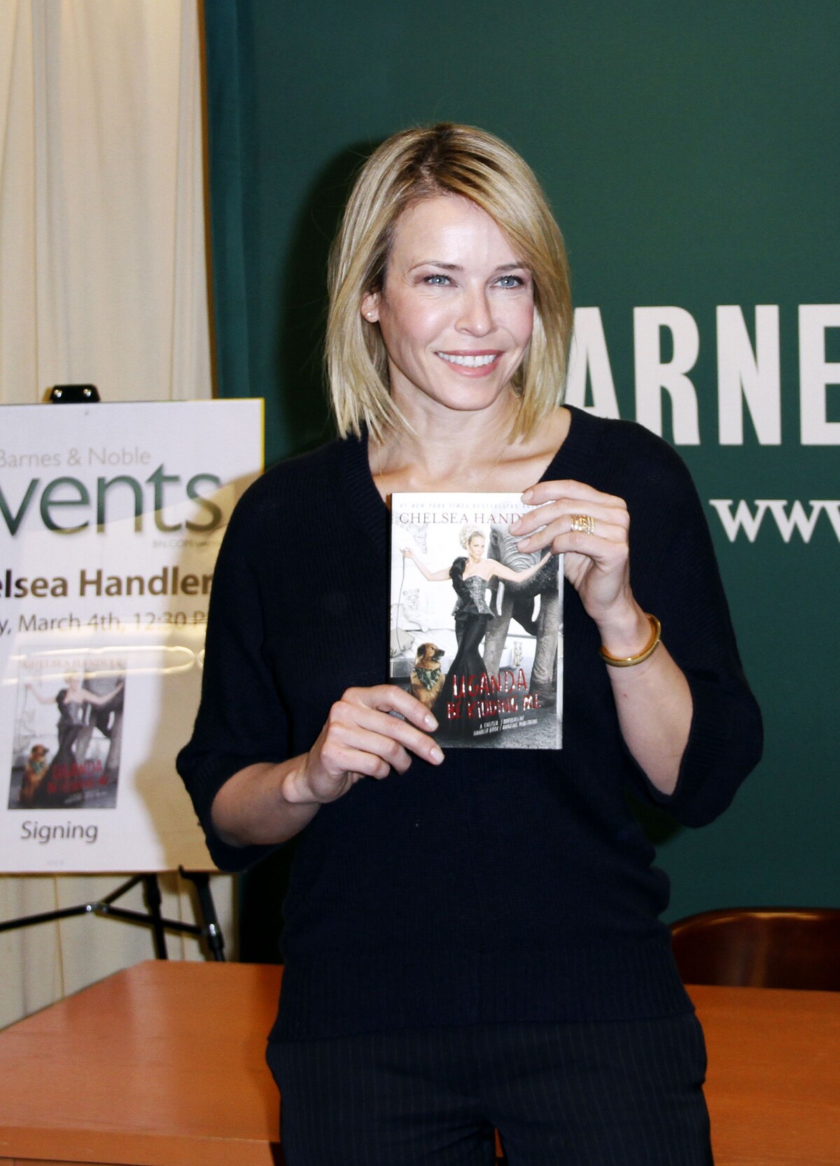 Photo : Chelsea Handler pose avec son livre Uganda Be Kidding chez ...