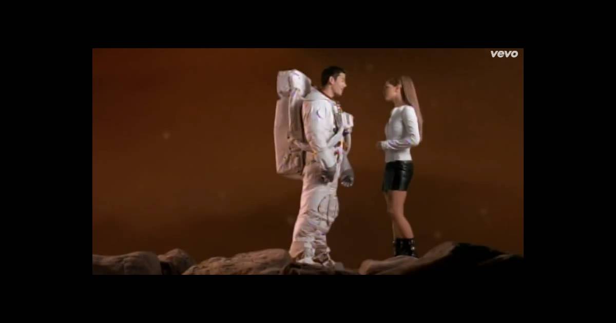 Britney Spears : On a retrouvé le cosmonaute de son clip 'Oops !...I ...