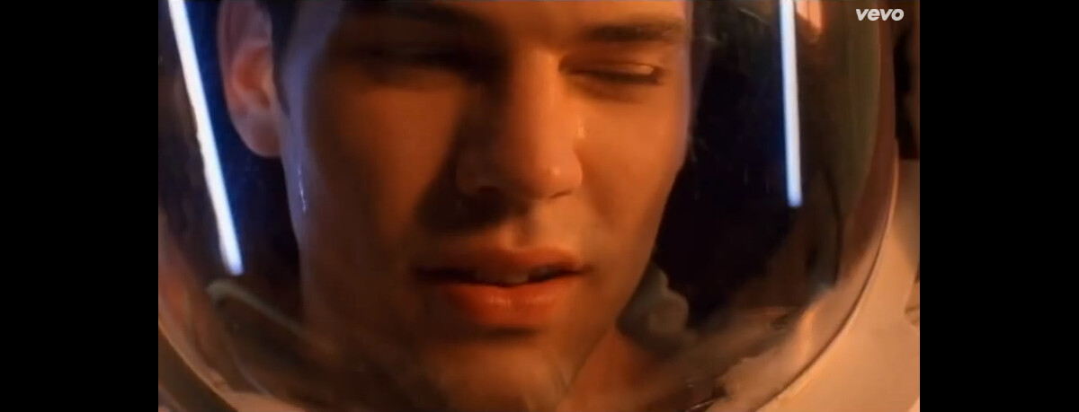 Vidéo : Eli Swanson dans le clip Oops ! I did it again, en 2000 ...