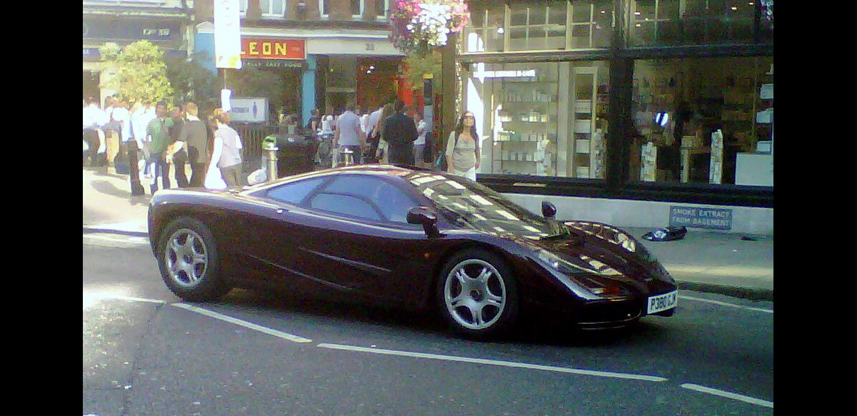 Photo : Rowan Atkinson au volant de sa McLaren F1 en 2011. - Purepeople
