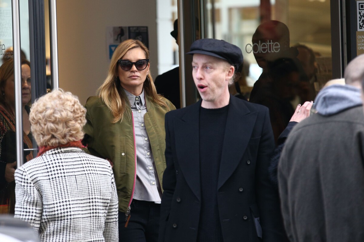 Photo : Kate Moss quitte la boutique colette à Paris. Le 6 novembre ...