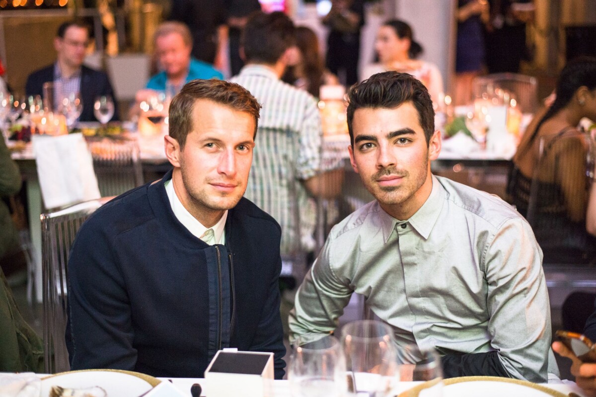 Photo : Brenden Fallis et Joe Jonas assistent à la soirée Break the ...