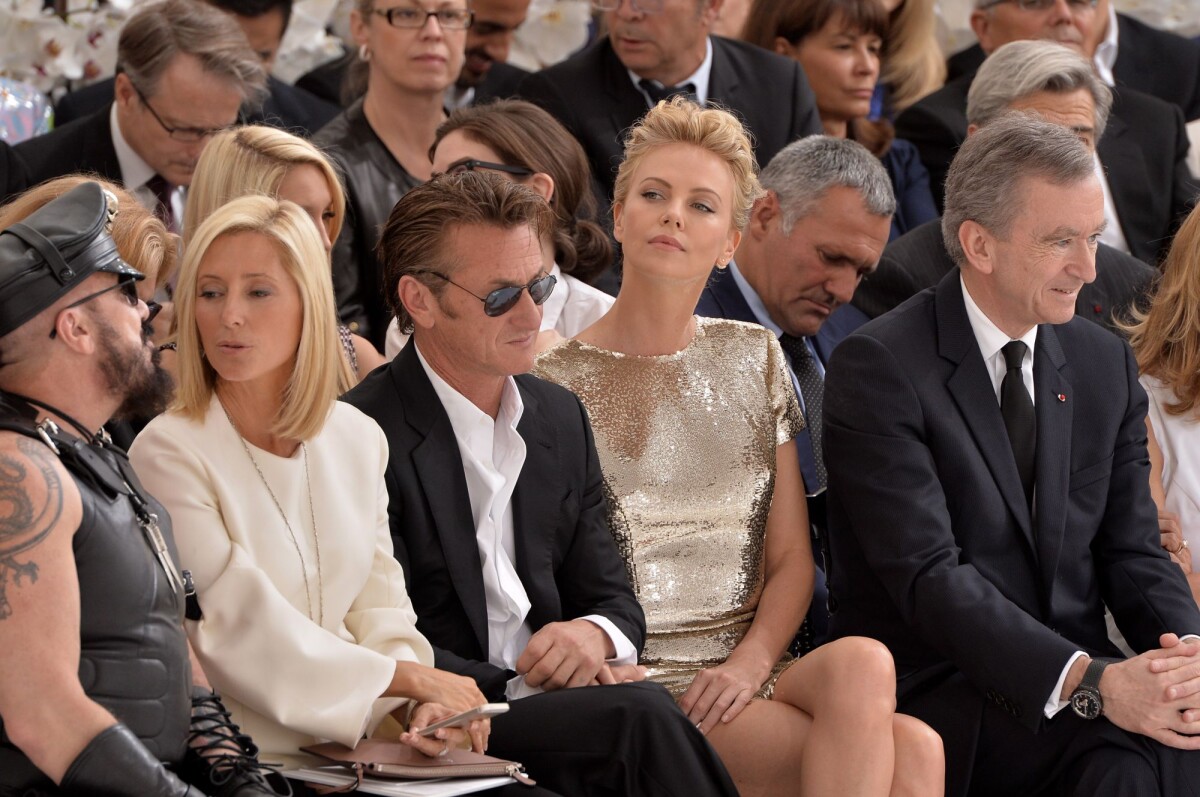Photo : Sean Penn et Charlize Theron lors du défilé Christian Dior à ... Photo : Sean Penn et Charlize Theron lors du défilé Christian Dior à ...