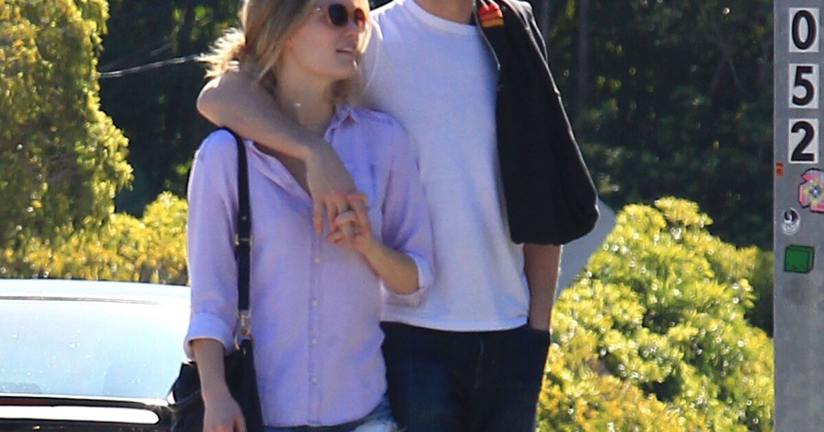 Topher Grace et sa petite amie Ashley Hinshaw se sont fiancés ...
