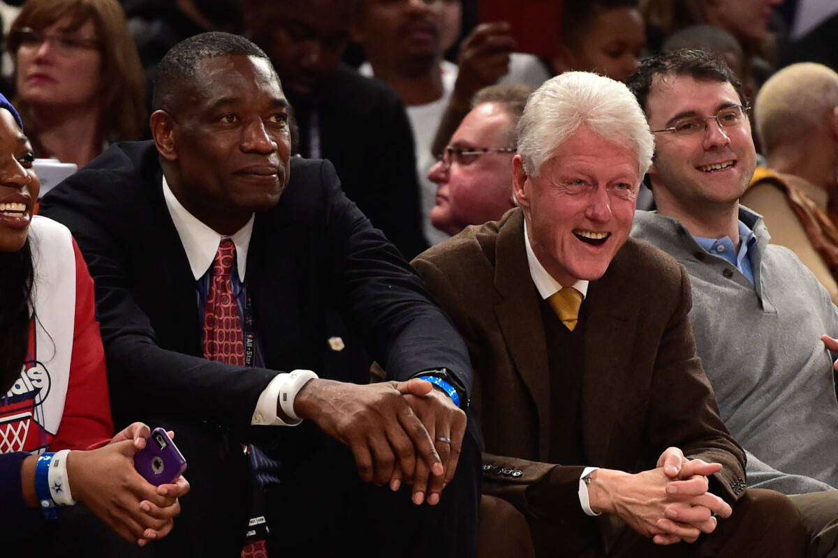 Photo : Dikembe Mutombo et Bill Clinton au Madison Square Garden à l'occasion du All-Star Game à ...
