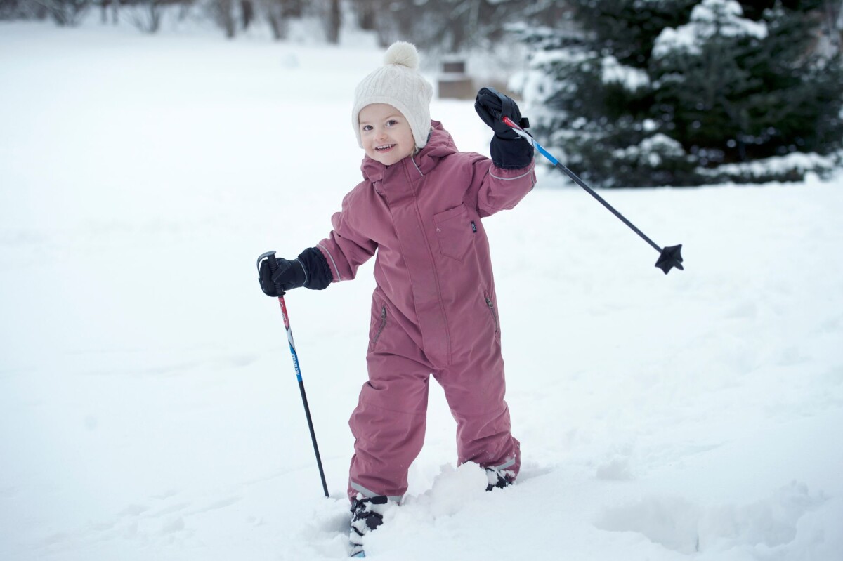 Photo : La princesse Estelle de Suède, fière skieuse, photographiée par ...