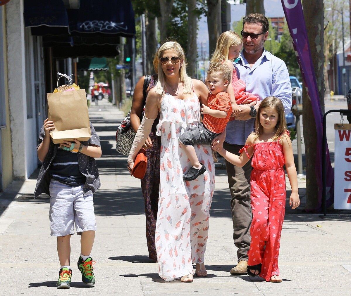 Photo : Tori Spelling se promène en famille avec son mari Dean ...