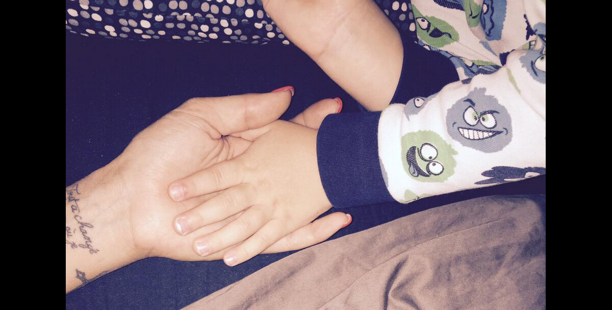 Photo : Amélie Neten et Hugo se font un tendre câlin. Avril 2015 ...