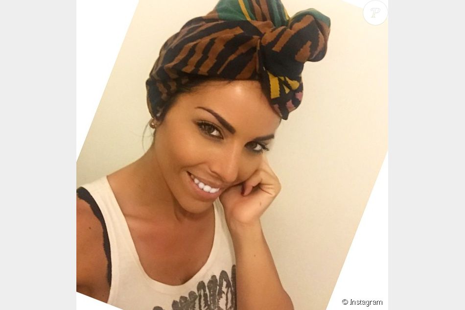 Selfie african style pour la jolie Siham Bengoua - Purepeople