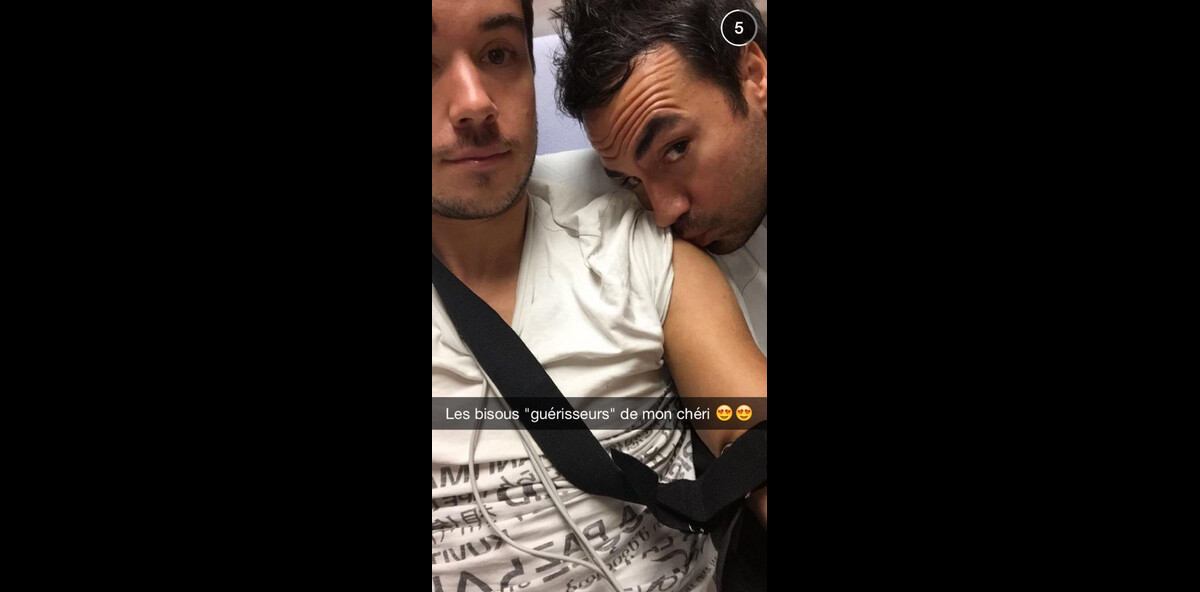 Photo : Alex Goude au chevet de son mari Romain. Juillet 2015 - Purepeople