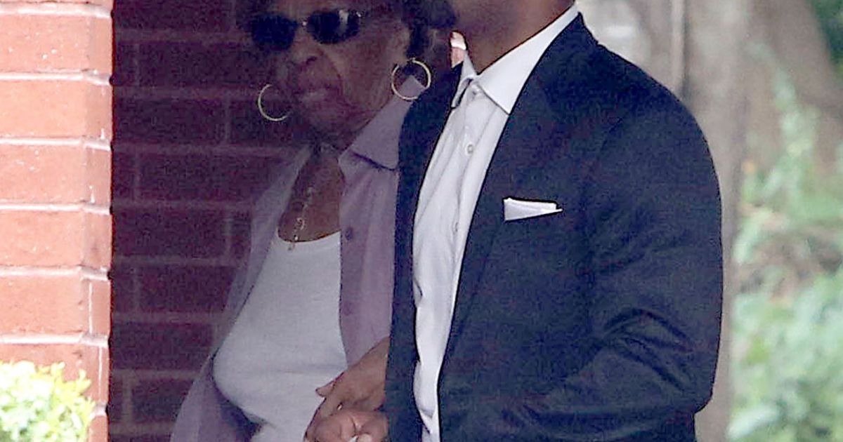 Cissy Houston arrive à l'enterrement de sa petite fille Bobbi Kristina ...