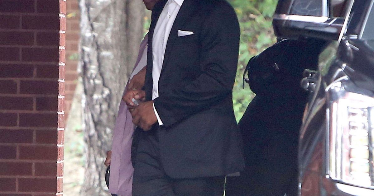 Cissy Houston arrive à l'enterrement de sa petite fille Bobbi Kristina ...