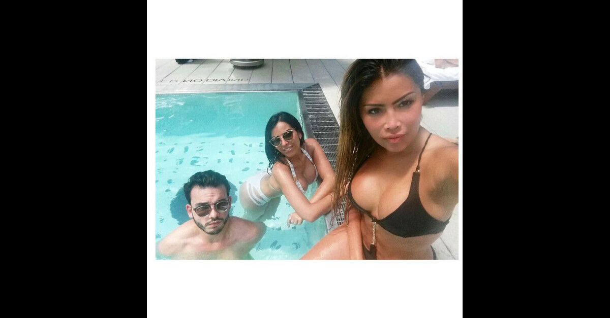 Photo : Siham Bengoua et Parisa : Selfie à la piscine à New York, en juillet 2015 - Purepeople
