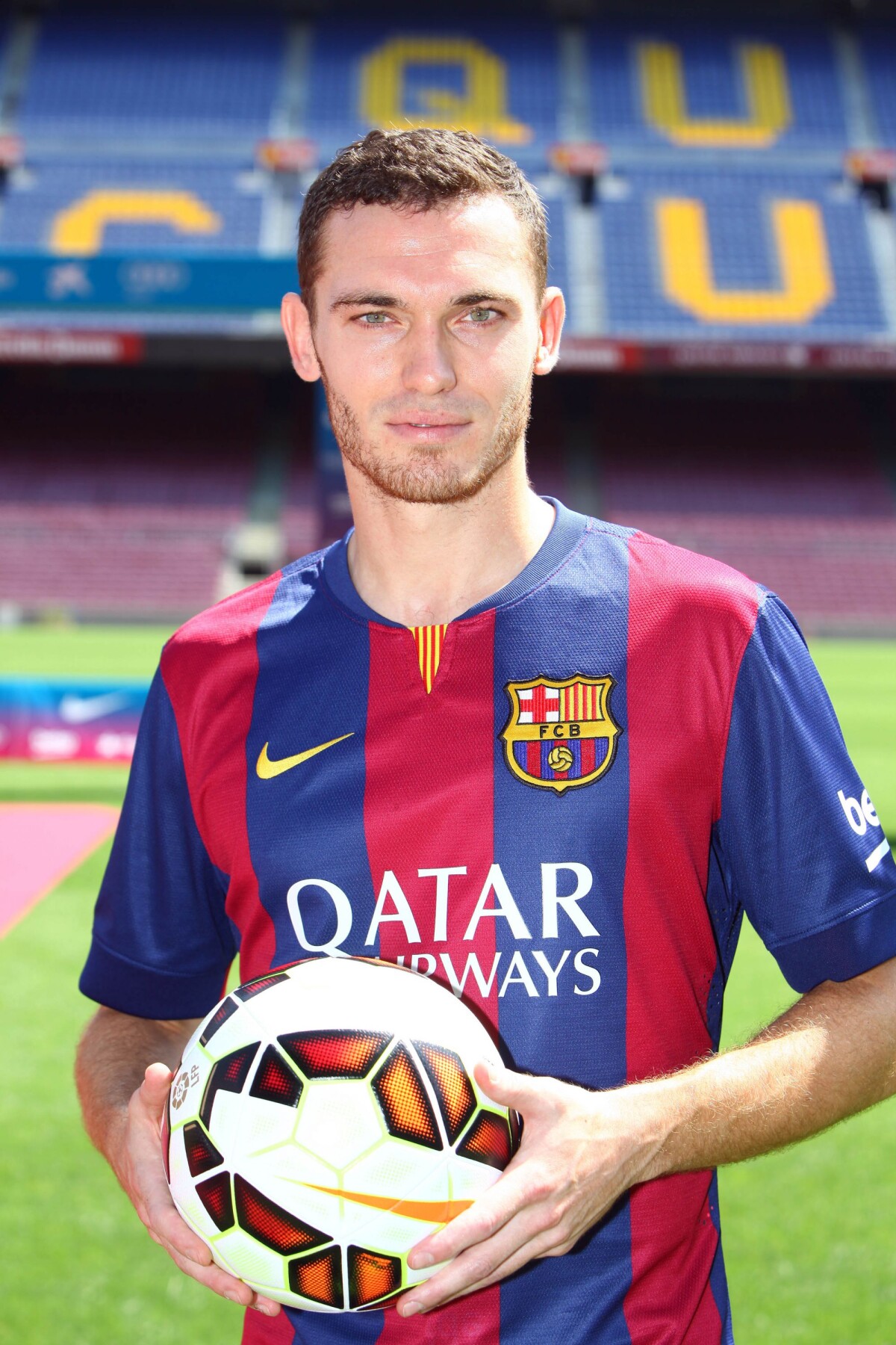 Photo : Thomas Vermaelen pose lors d'une conférence de presse après ...
