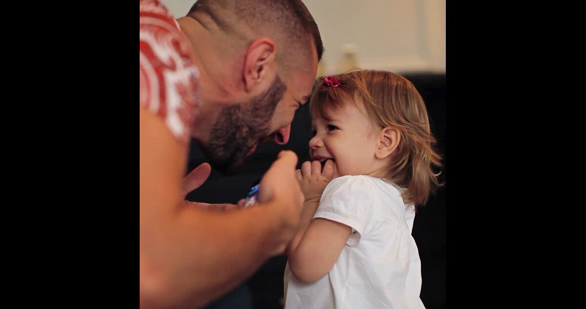 Photo : Karim Benzema fait découvrir à sa fille Mélia (1 an) un titre ...