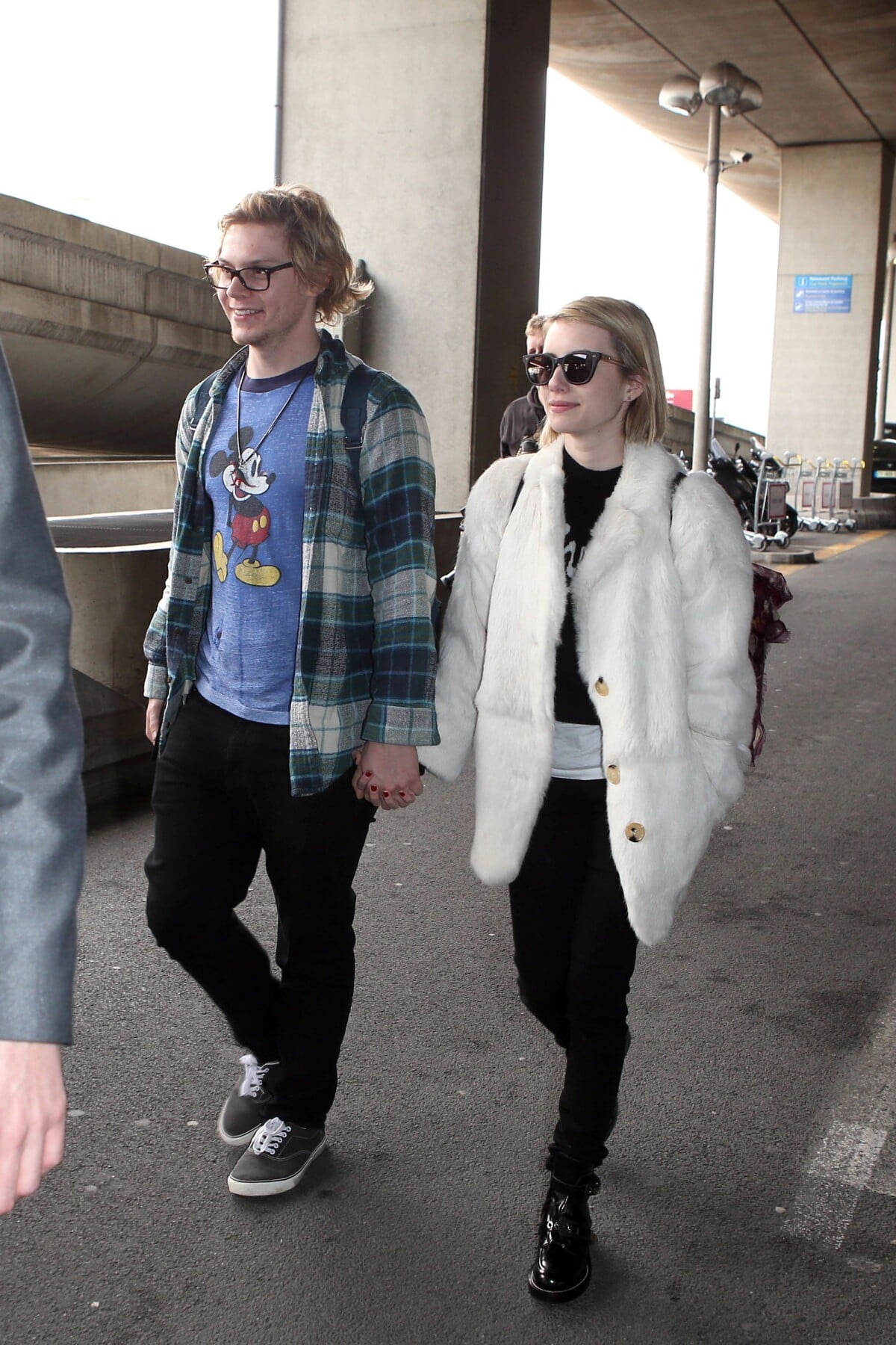 Photo : Emma Roberts et son fiancé Evan Peters arrivent à l'aéroport ...
