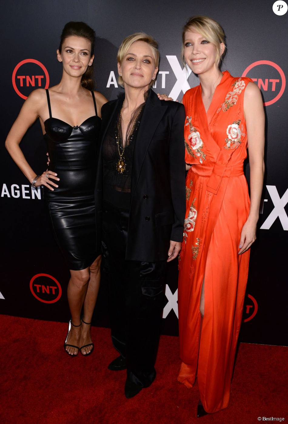 Olga Fonda, Sharon Stone, Carolyn Stotesbery à la première de 'Agent X ...
