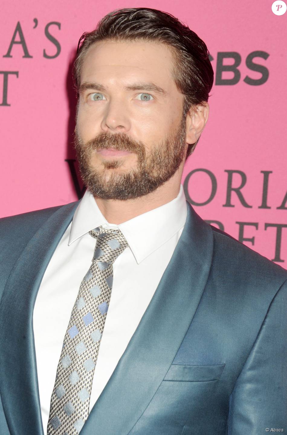 Charlie Weber arrive au défilé Victoria's Secret sur Lexington Avenue ...
