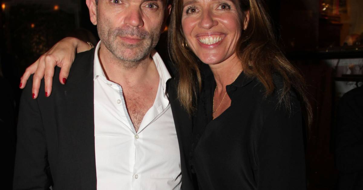 Yann Moix et une invitée lors de la remise du Prix de Flore au café ...