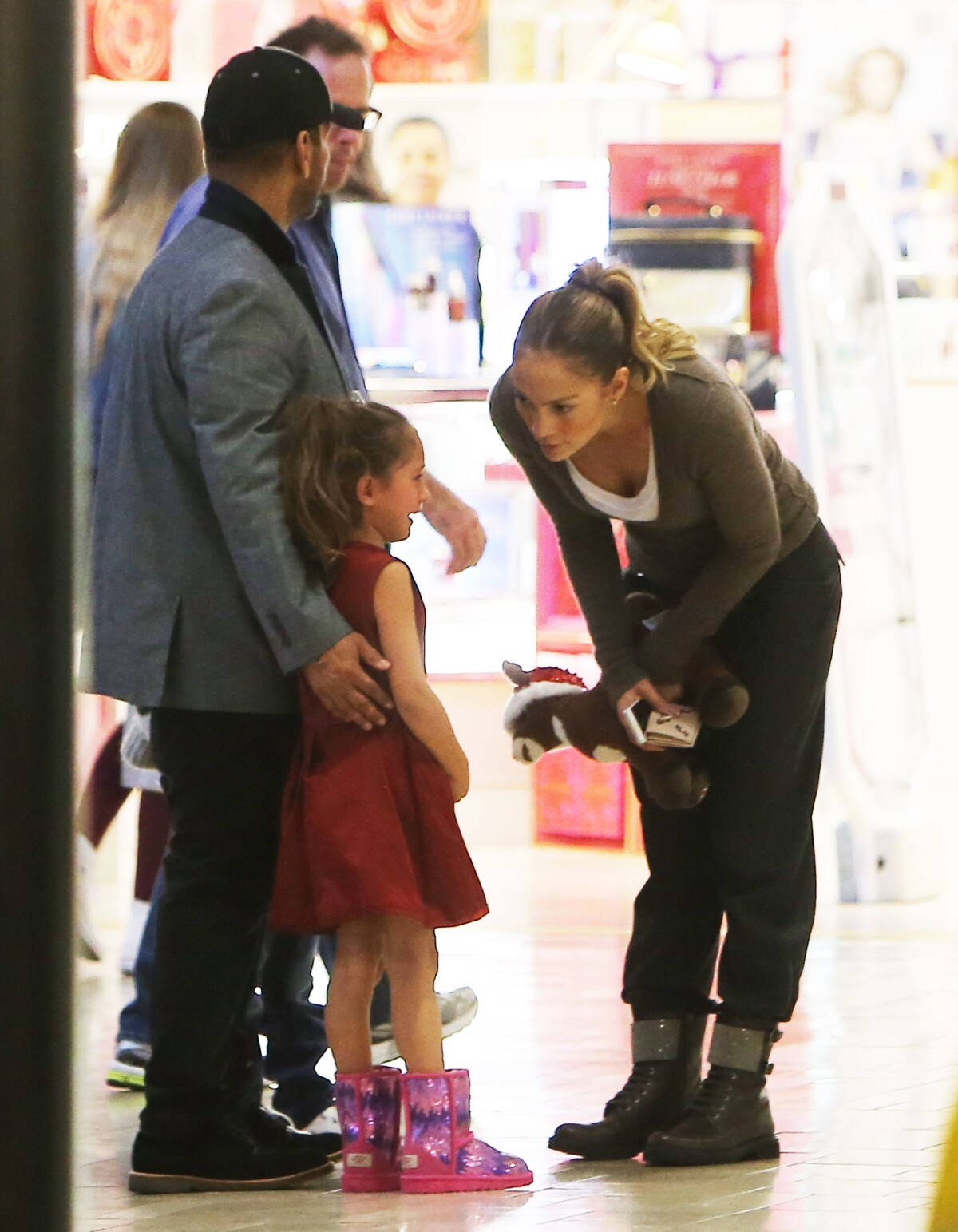 Photo : Semi-Exclusif - Jennifer Lopez emmène ses enfants Max et Emme ...
