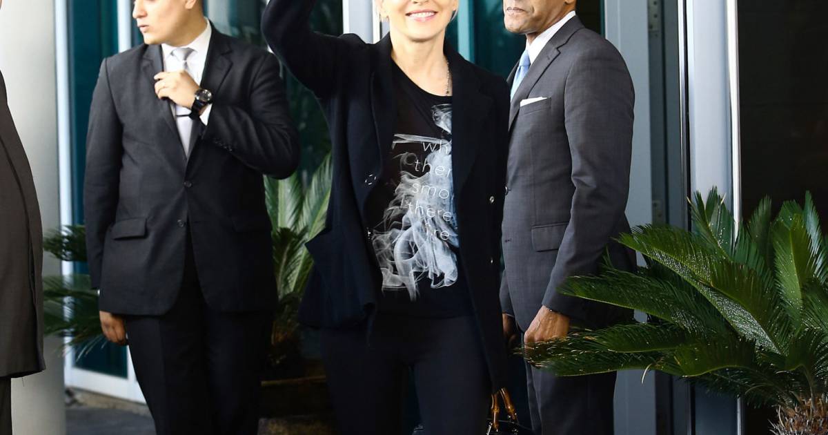 Sharon Stone salue ses fans à la sortie de son hôtel de Miami le 9 ...