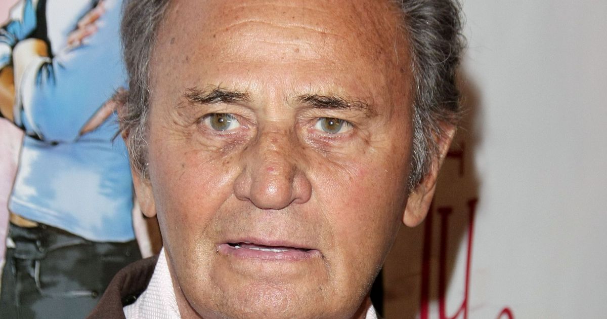 Roger Hanin pose à Paris en mai 2008. - Purepeople