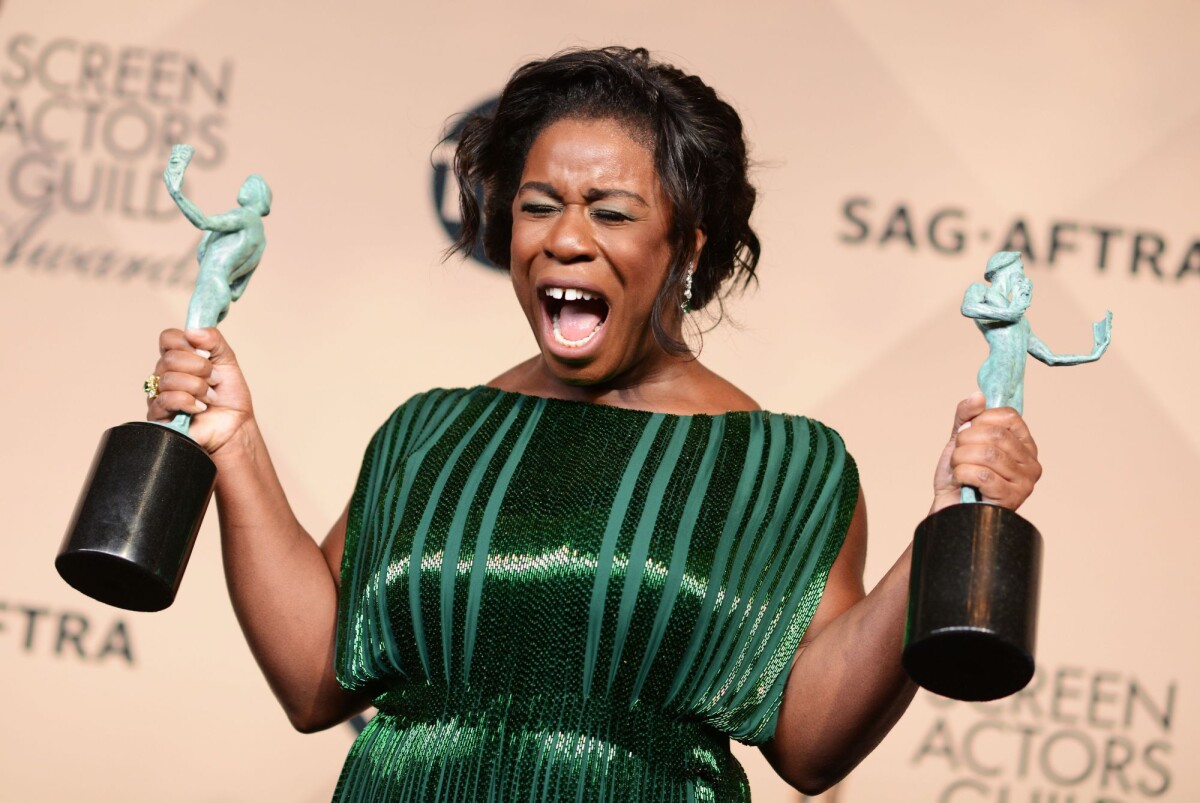 Photo : Uzo Aduba (Orange is the New Black) pose avec ses deux trophées ...