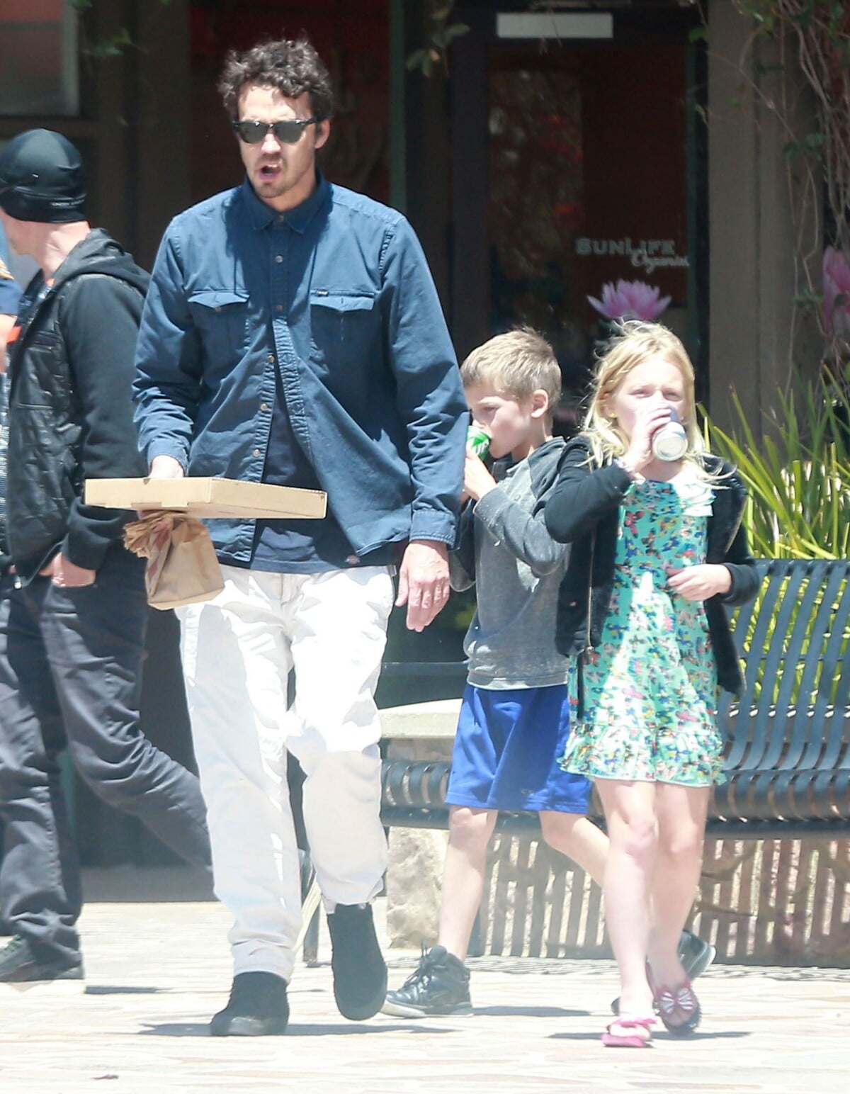 Photo : Exclusif - Rupert Sanders emmène ses enfants Tennyson et Skyla ...