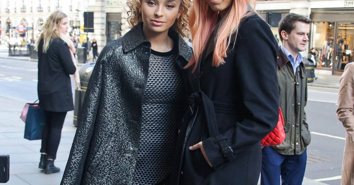 Ella Eyre et Amber Le Bon arrivent à l'hôtel Cafe Royal pour assister ...