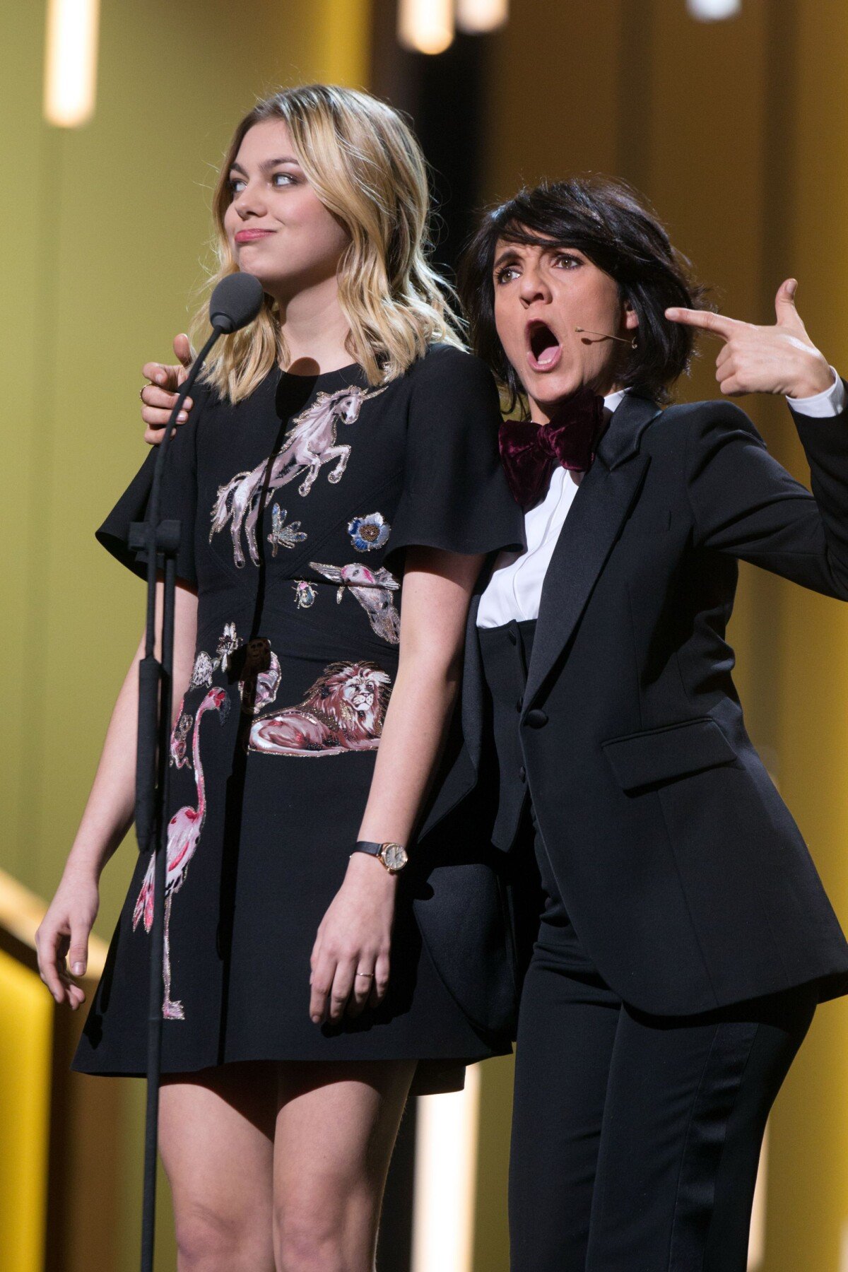Photo : Louane Emera et Florence Foresti (maîtresse de cérémonie ...